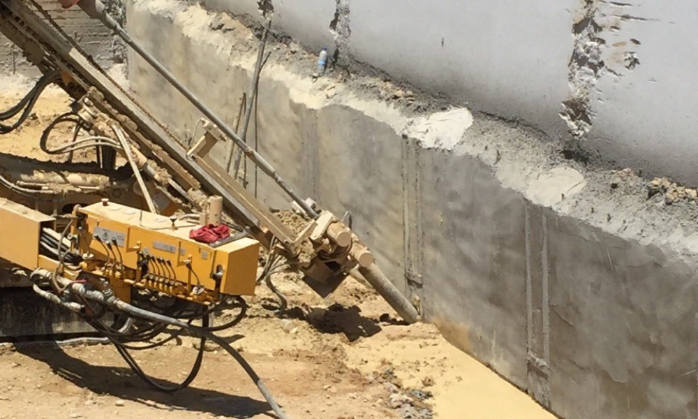 Temporary retaining wall design with anchors