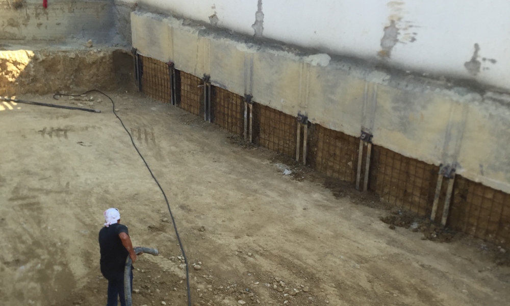 Temporary retaining wall design with anchors